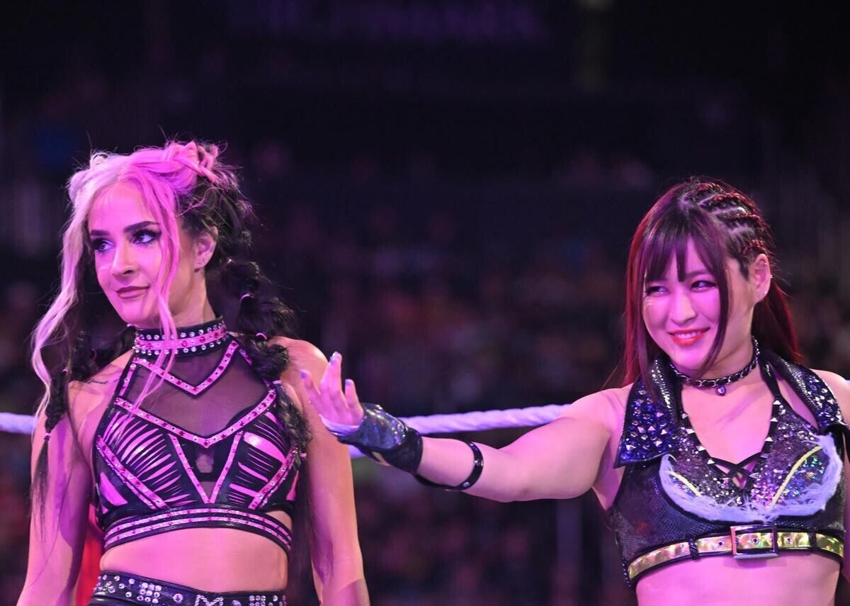 IYO SKY & Dakota Kai react to audience member at NXT show telling IYO ...